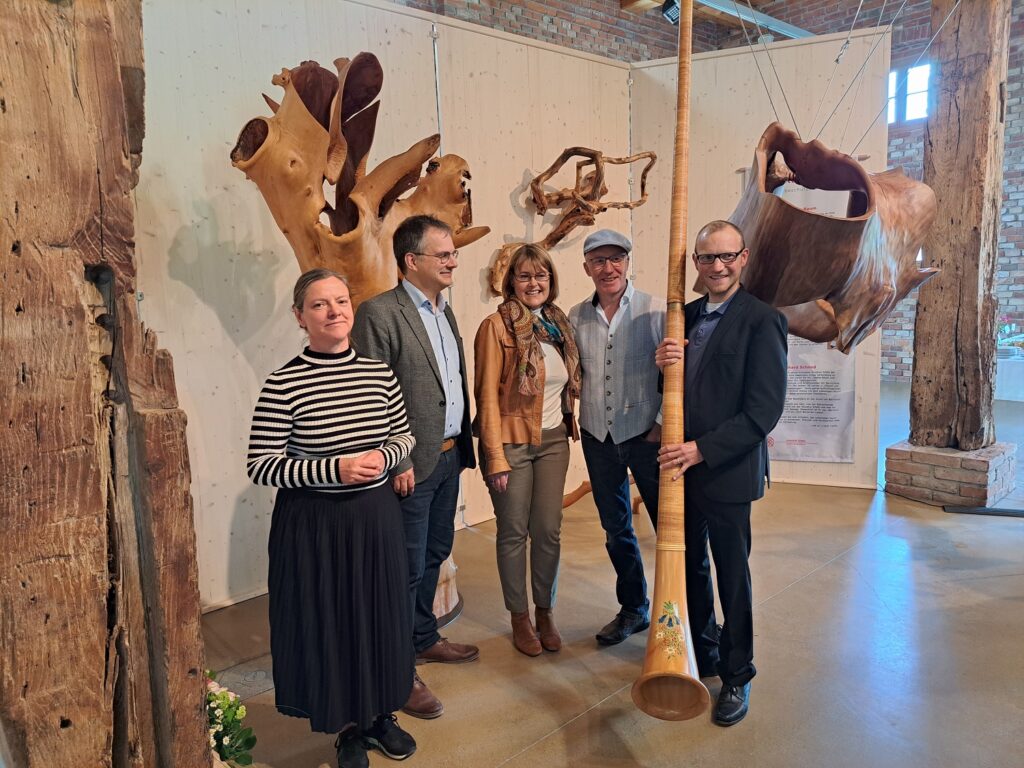 Baumkünstler Bernhard Schmid stellt im Bauernhausmuseum Wolfegg aus ...
