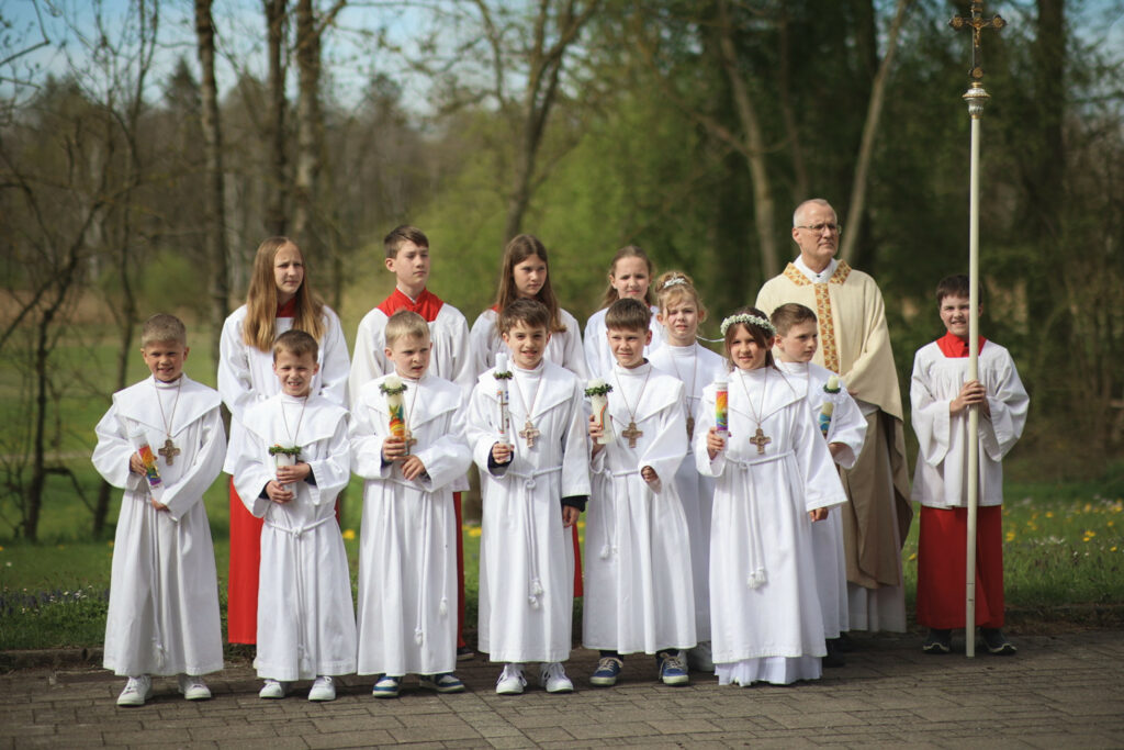 Acht Kinder gingen erstmals zum Tisch des Herrn - dieBildschirmzeitung