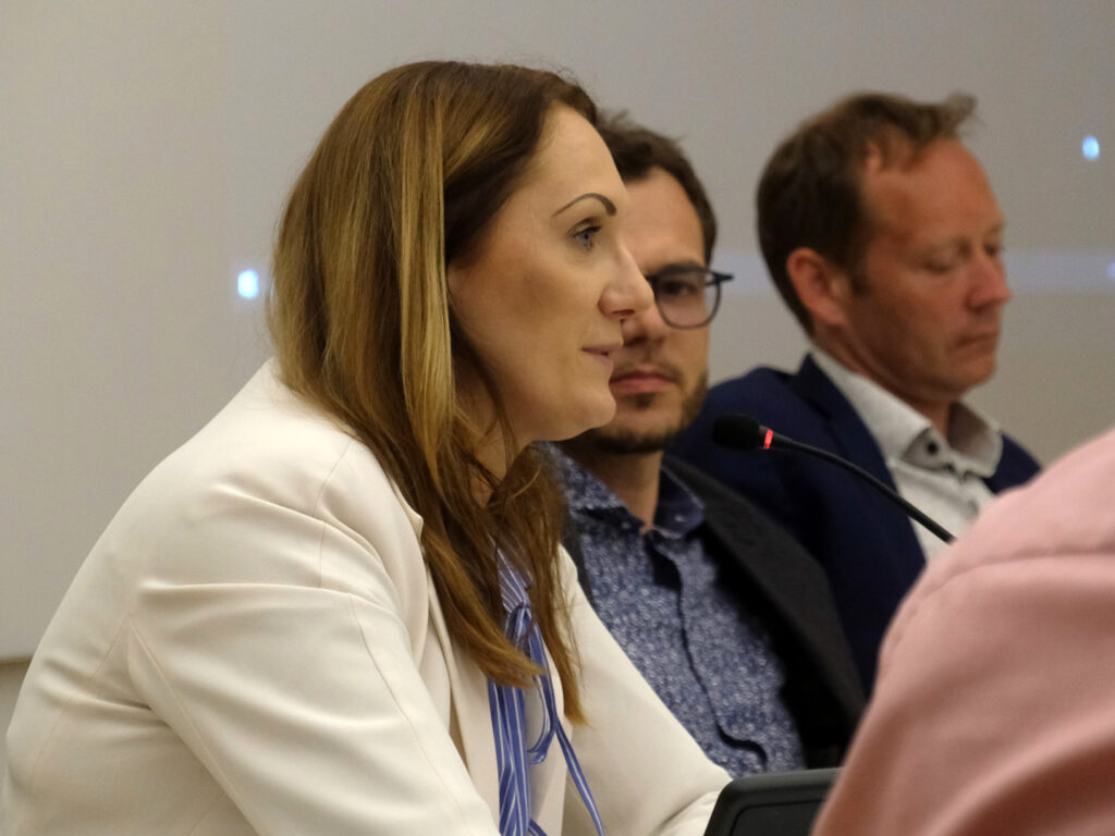 Stadtbaumeisterin Kathleen Kreutzer verlässt das Rathaus ...